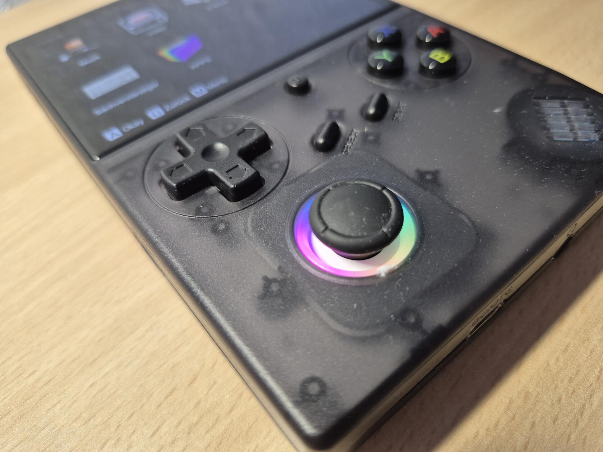 Anbernic RG40XX V Test - Handheld im Game Boy Color Style